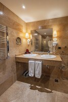 Suite Sénior | Casa de banho | Produtos de higiene exclusivos, um secador de cabelo, roupões, chinelos 