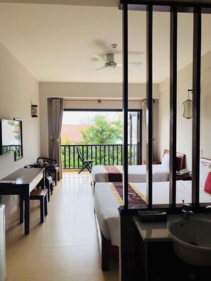 Quarto Triplo Deluxe, varanda | Lençóis de algodão egípcio, roupa de alta qualidade