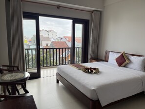 Quarto casal luxo, sacada, vista para a piscina | Roupas de cama de algodão egípcio, roupas de cama premium