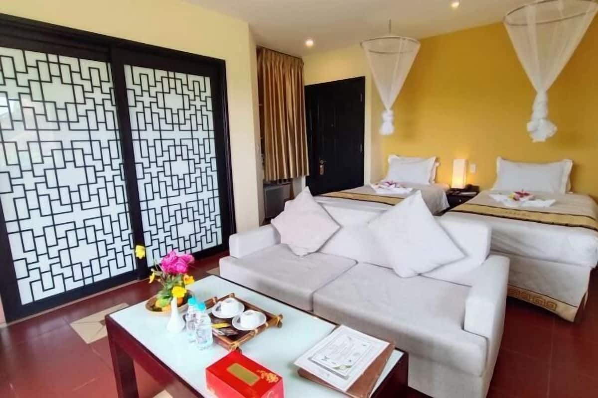 Minibar, cofre no quarto, secretária, quartos insonorizados 
