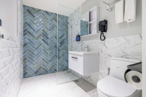 Quarto Sénior | Casa de banho | Um polibã e uma banheira separados, uma banheira de imersão total 