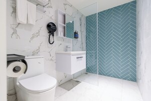 Quarto Sénior | Casa de banho | Um polibã e uma banheira separados, uma banheira de imersão total 