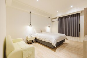 Quarto Sénior | Minibar grátis, secretária 