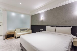 Quarto Sénior | Minibar grátis, secretária 