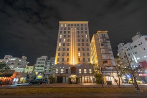 Fachada do alojamento (tarde/noite)