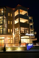 Fachada do alojamento (tarde/noite)