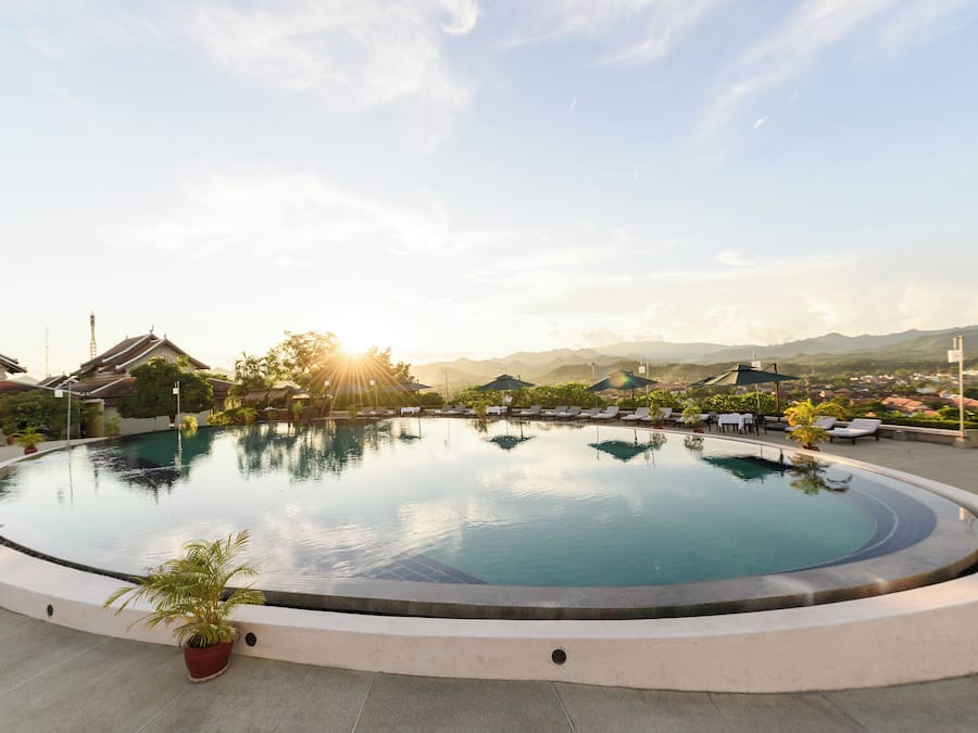 Piscina externa, guarda-sóis, espreguiçadeiras