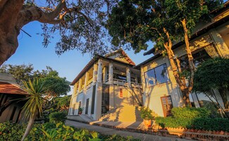 Serviço de café da manhã, almoço, jantar; restaurante ao ar livre