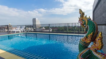 Piscina externa, funciona das 7h às 19h, espreguiçadeiras