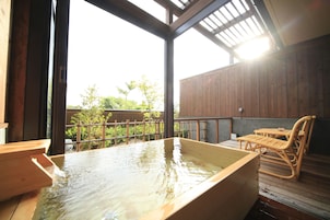 Quarto Tradicional (Open Air Bath, Meal at Private Room) | Casa de banho | Um polibã, um secador de cabelo, chinelos, sanita com bidé eletrónico 