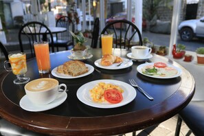 Pequeno-almoço preparado no momento diário incluído 