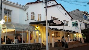 Fachada do alojamento (tarde/noite)
