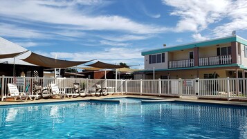 Piscina exterior, da(s) 09:00 à(s) 22:00, espreguiçadeiras 