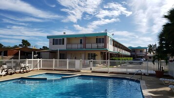 Piscina exterior, da(s) 09:00 à(s) 22:00, espreguiçadeiras 