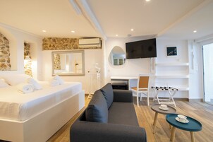 Bungalow waterfront with mini private pool | Minibar, cofre no quarto, cortinas/cortinados opacos
