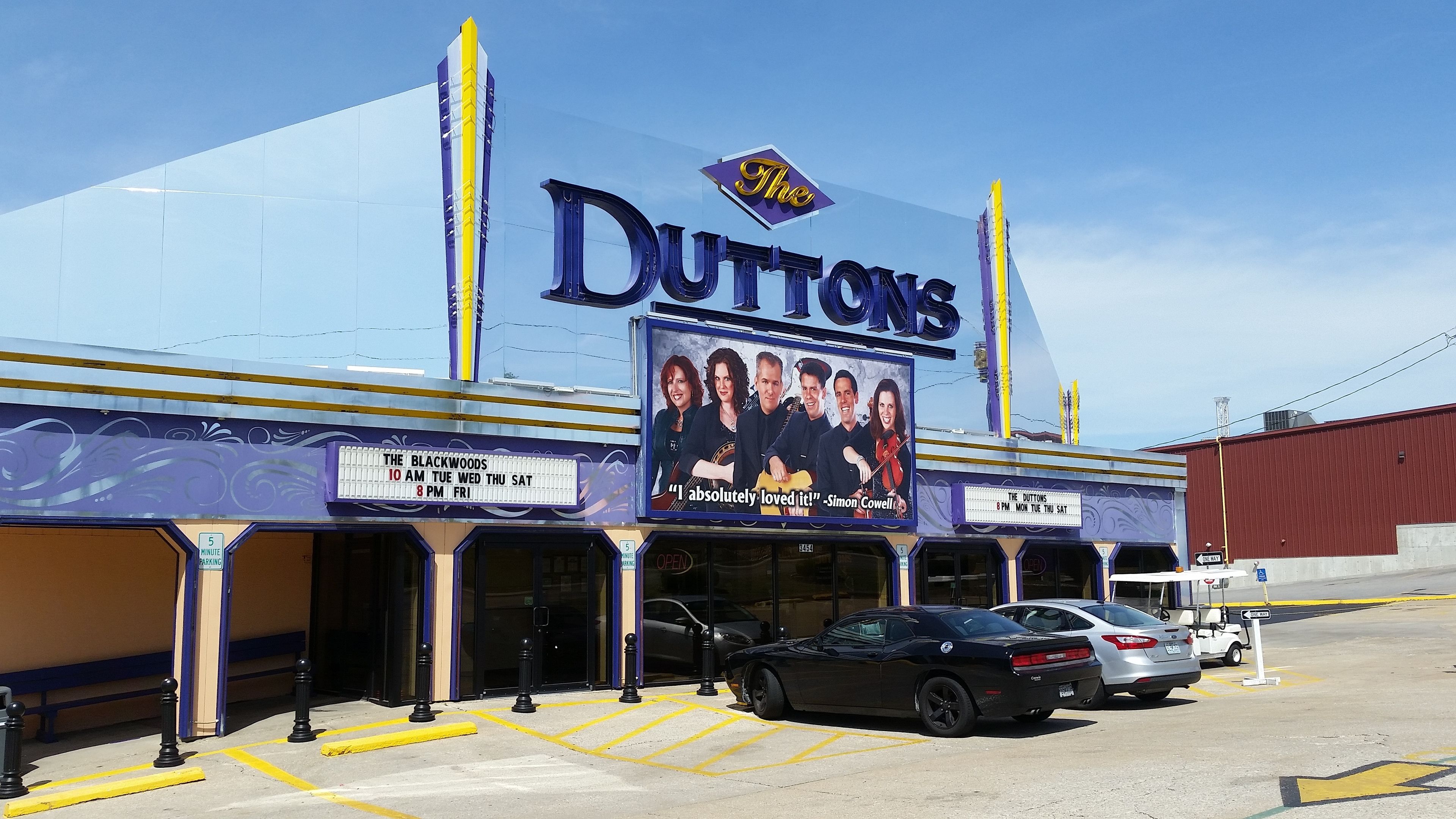 Um teatro com uma marquise anunciando os espetáculos The Blackwoods e The Duttons.