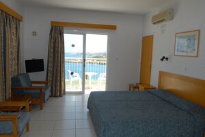 Estúdio, vista para o mar (Main Hotel Building) | Área de estar | TV