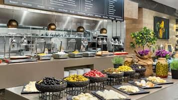 Café da manhã com buffet todos os dias mediante uma taxa
