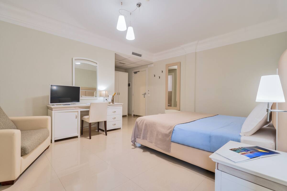 Quarto Triplo | Edredões de penas, cofre no quarto 