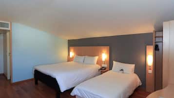 Quarto Standard, várias camas | Secretária, quartos insonorizados, Wi-fi grátis