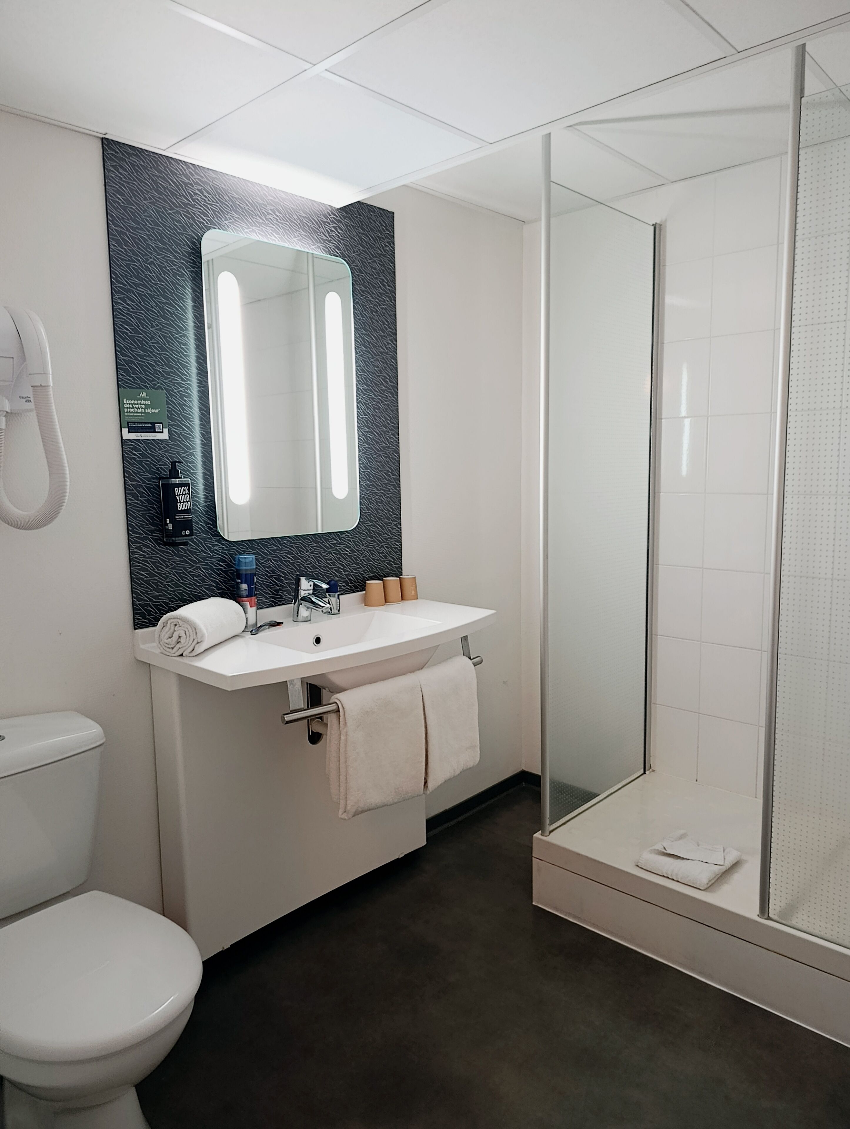Quarto Standard, várias camas | Casa de banho | Um polibã, artigos de higiene ecológicos, um secador de cabelo 
