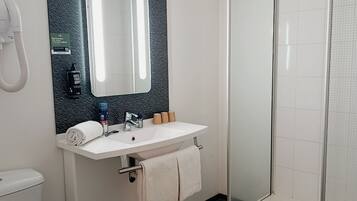 Quarto Standard, várias camas | Casa de banho | Um polibã, artigos de higiene ecológicos, um secador de cabelo
