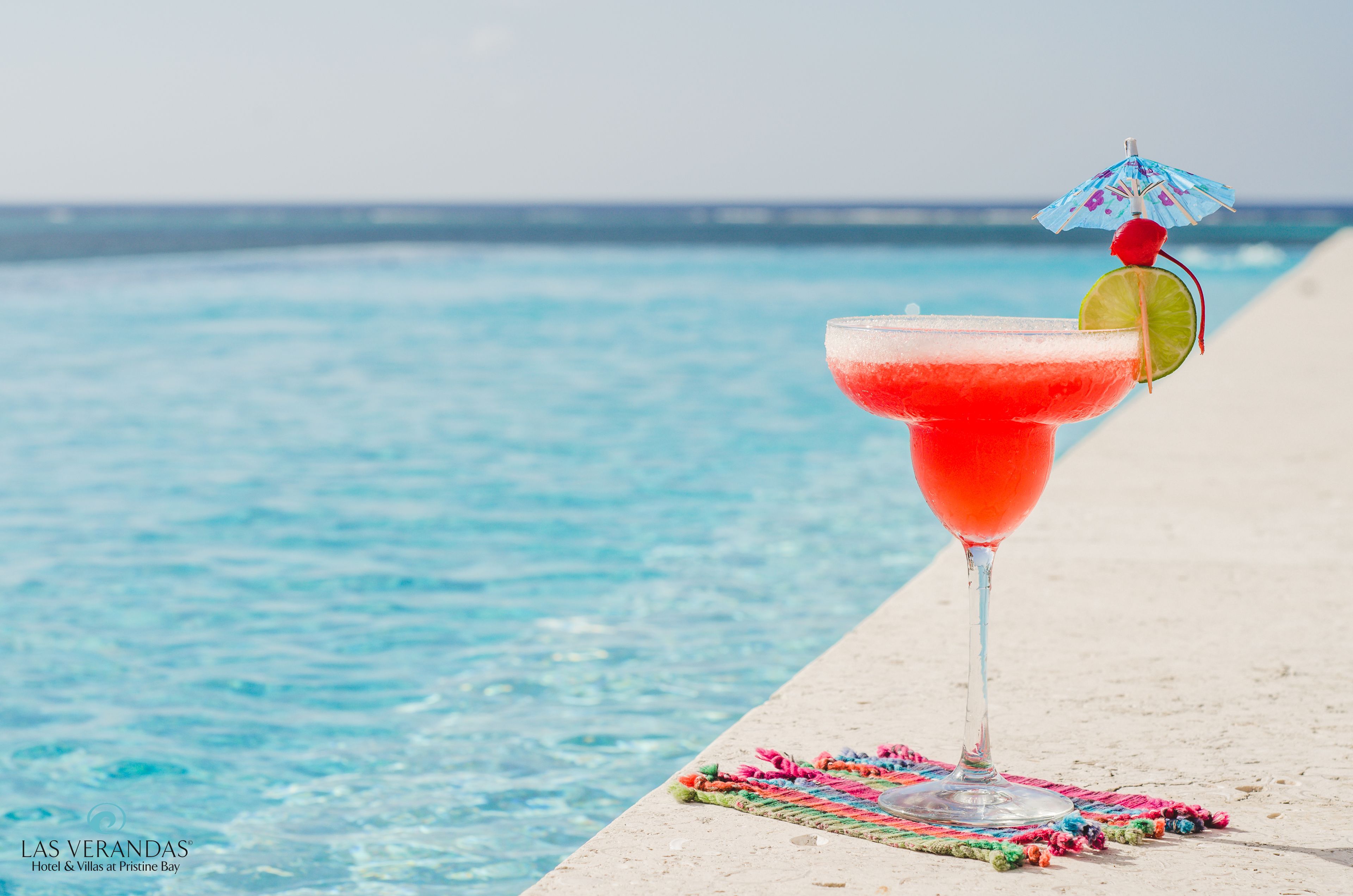 Um cocktail numa praia com vista para o oceano.