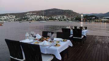 Almoços servidos, cozinha local e internacional, com vista para a praia