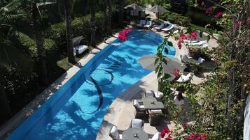 Piscina exterior sazonal, da(s) 10:00 à(s) 18:00, guarda-sóis