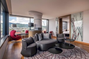 Suíte executiva, 1 cama King | Sala de estar | TV de tela plana 37 polegadas com canais a cabo, TV