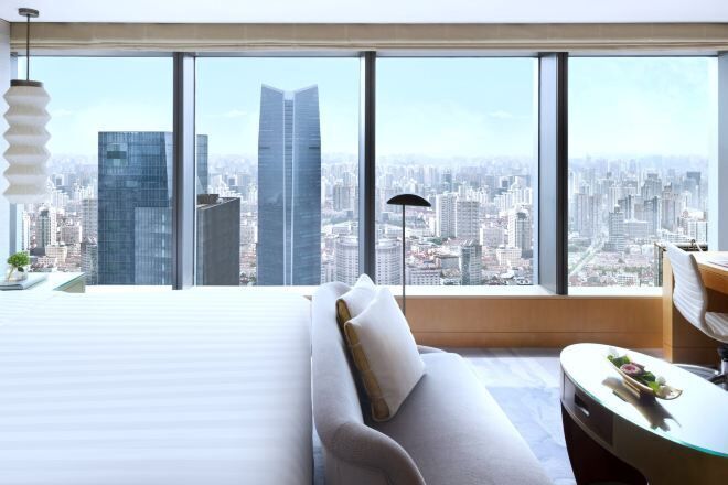 Cofres nos quartos, escrivaninha, cortinas blackout