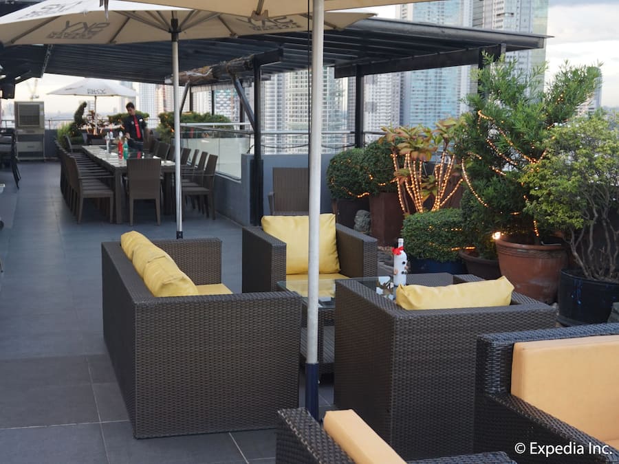 Este bar no terraço do hotel, com espaço para refeições ao ar livre