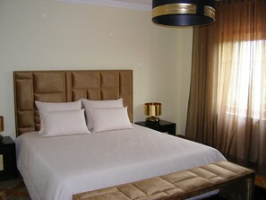 Quarto Familiar | Minibar, Wi-fi grátis, roupa de cama fornecida 