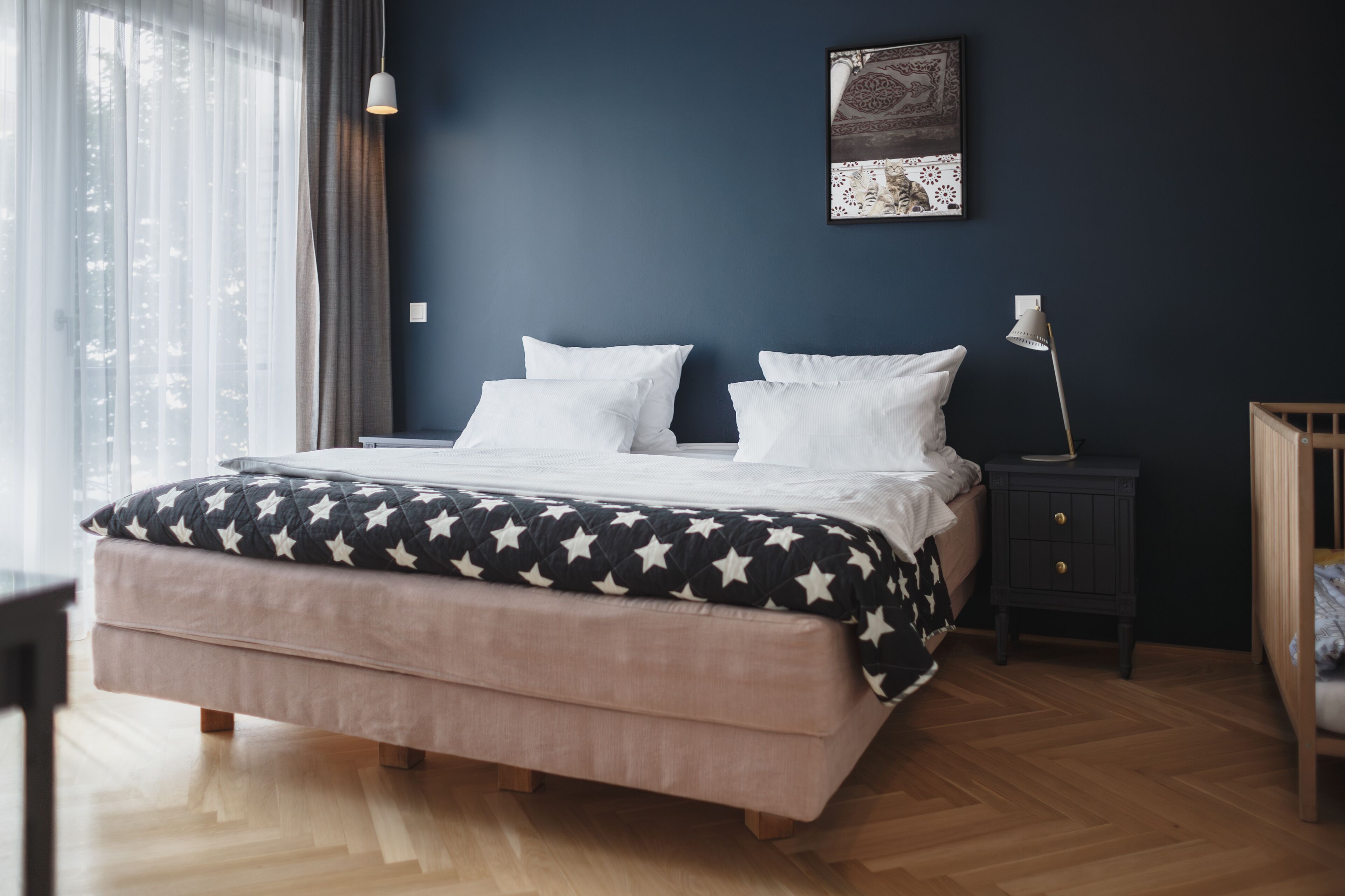Apartamento Cidade | Roupa de alta qualidade, minibar, cofre com capacidade para portátil 