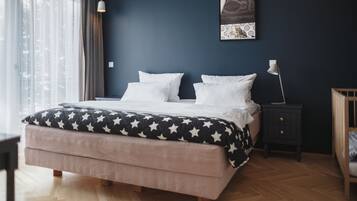 Apartamento Cidade | Roupa de alta qualidade, minibar, cofre com capacidade para portátil