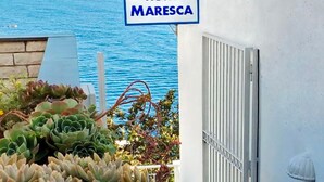 Placa do Hotel MARESCA com vista para o mar.