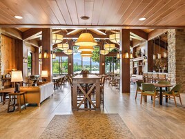 Café da manhã com buffet grátis todos os dias