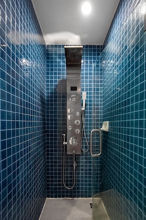 Ambassador Six Bedroom Suite | Casa de banho | Um polibã, um secador de cabelo, chinelos, toalhas fornecidas