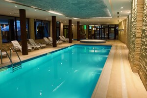 Piscina interna, espreguiçadeiras