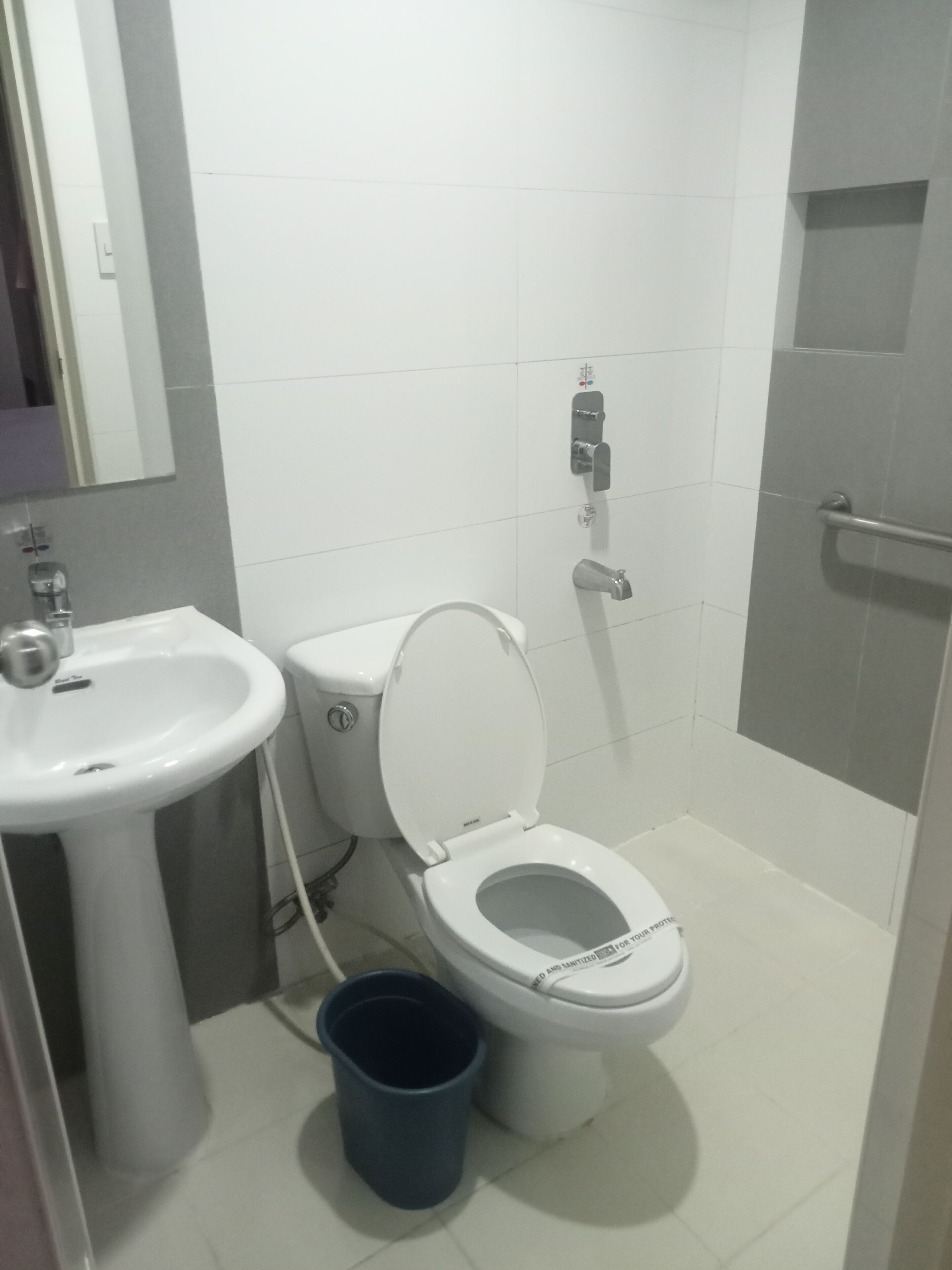 Quarto luxo, 1 cama Queen | Banheiro | Chuveiro, chuveiro com efeito de chuva, produtos de toalete grátis 