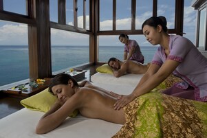 Sala de massagem com vista para o mar.