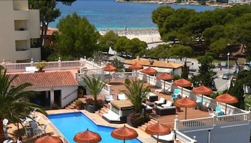 Piscina externa, funciona das 9h às 20h, espreguiçadeiras