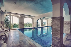 Piscina interior, da(s) 10:00 à(s) 19:00, espreguiçadeiras