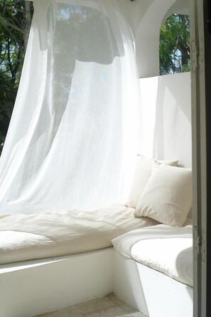 Cofres nos quartos, escrivaninha, cortinas blackout