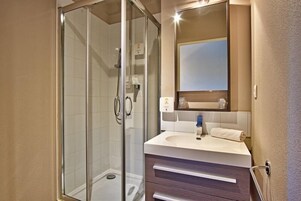 Quarto casal econômico (Eco ventilated) | Banheiro | Chuveiro com efeito de chuva, produtos de toalete grátis
