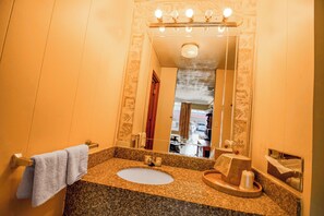 Quarto, 1 cama individual | Casa de banho | Artigos de higiene pessoal grátis, toalhas fornecidas 