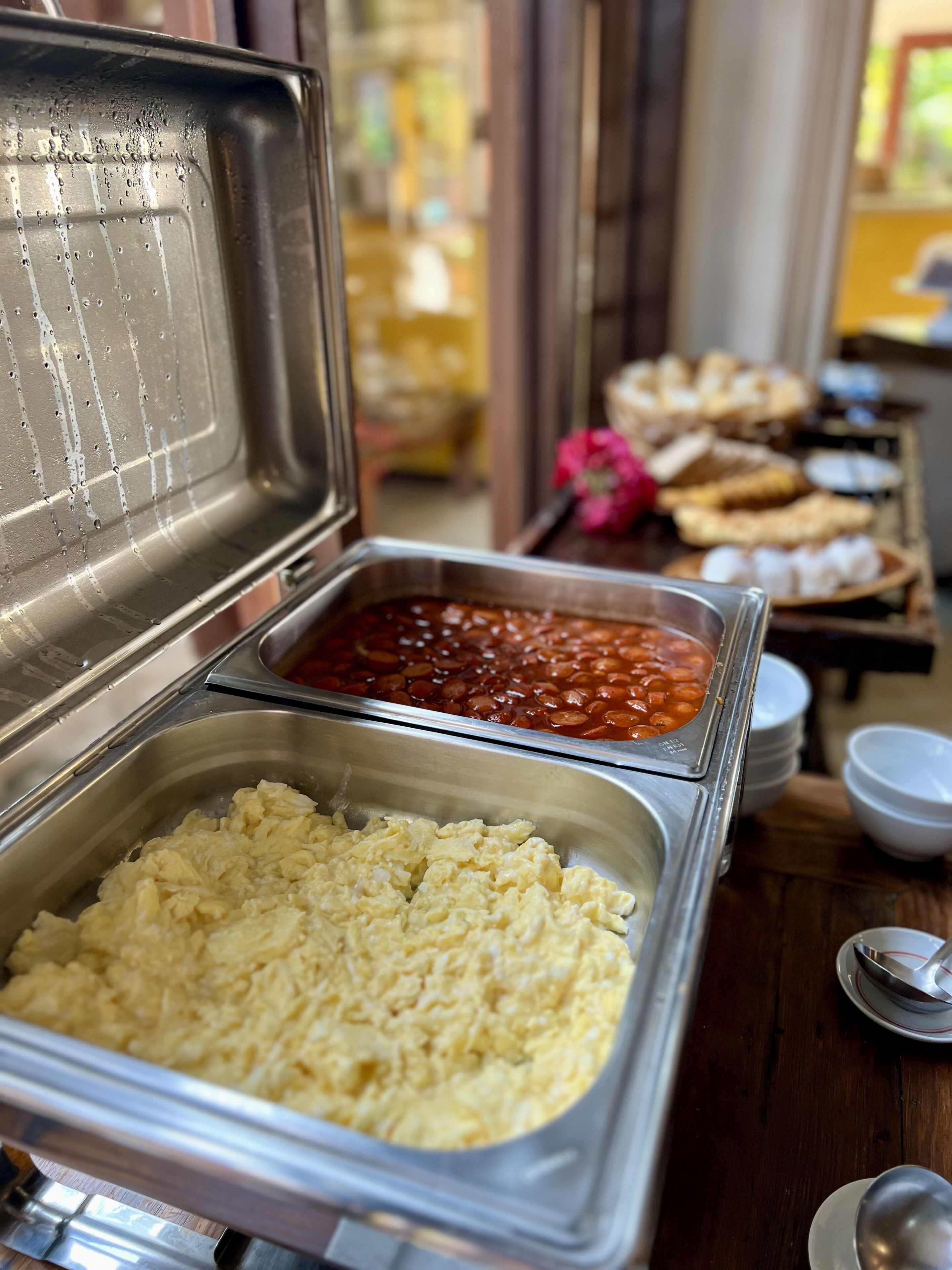 Buffet com ovos mexidos e feijão assado.