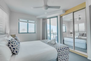 Two Bedroom Ocean View Apartments | 1 quarto, individualmente decorados, individualmente mobiliados