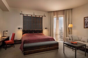 Suite Júnior | Roupa de alta qualidade, camas de colchão Tempur-Pedic, cofre no quarto