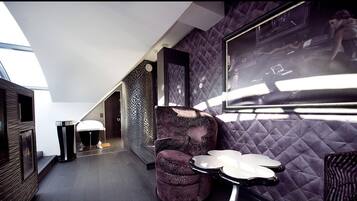 1 quarto, camas de colchão pillowtop, minibar, secretária